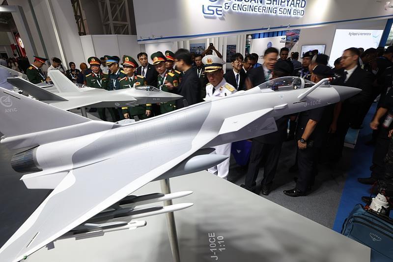 平台体系“双优” 歼-10CE画面一次带你看过瘾_军事频道_央视网(cctv.com)